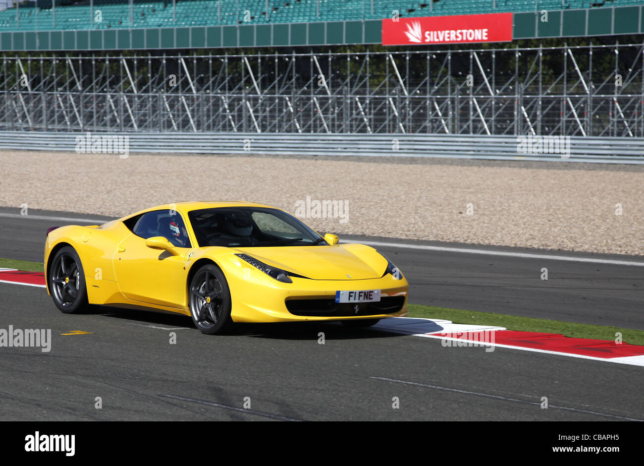 Ferrari jaune Banque de photographies et d’images à haute résolution ...