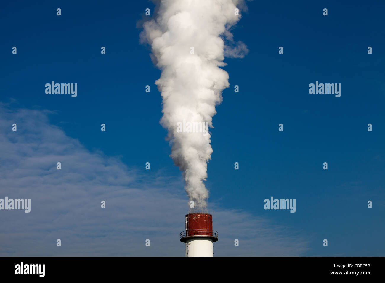 Et de la fumée des cheminées d'usine de chauffage à Prague (CTK ...