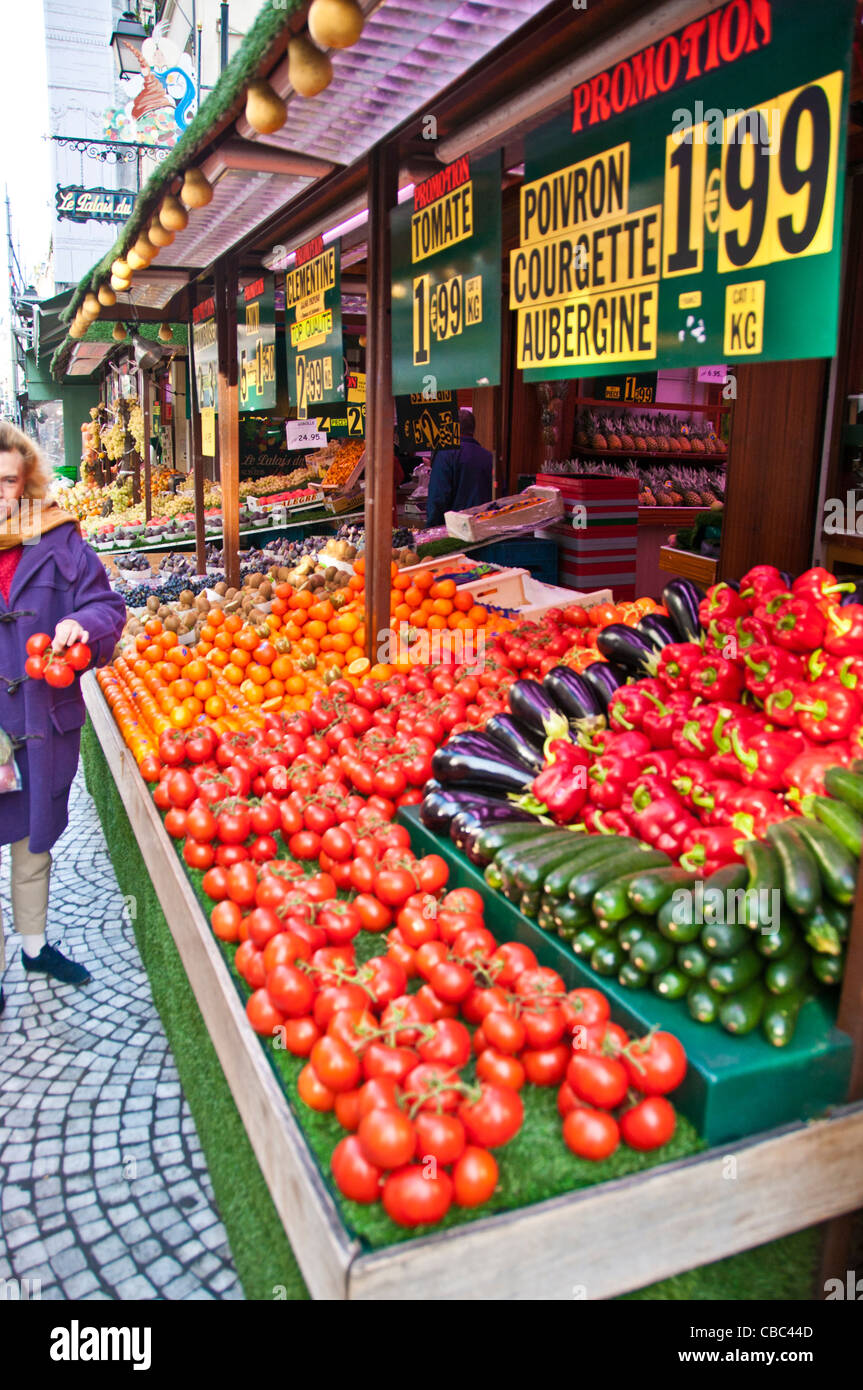 Fruit and vegetable stand Banque de photographies et d’images à haute ...