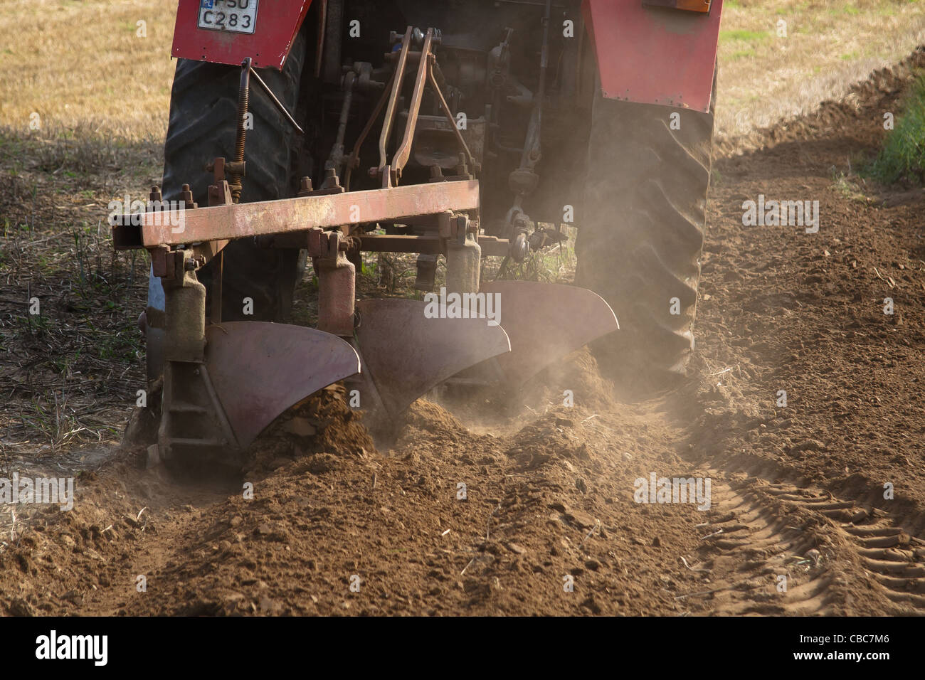 Champ de labour de tracteur Banque de photographies et d’images à haute ...