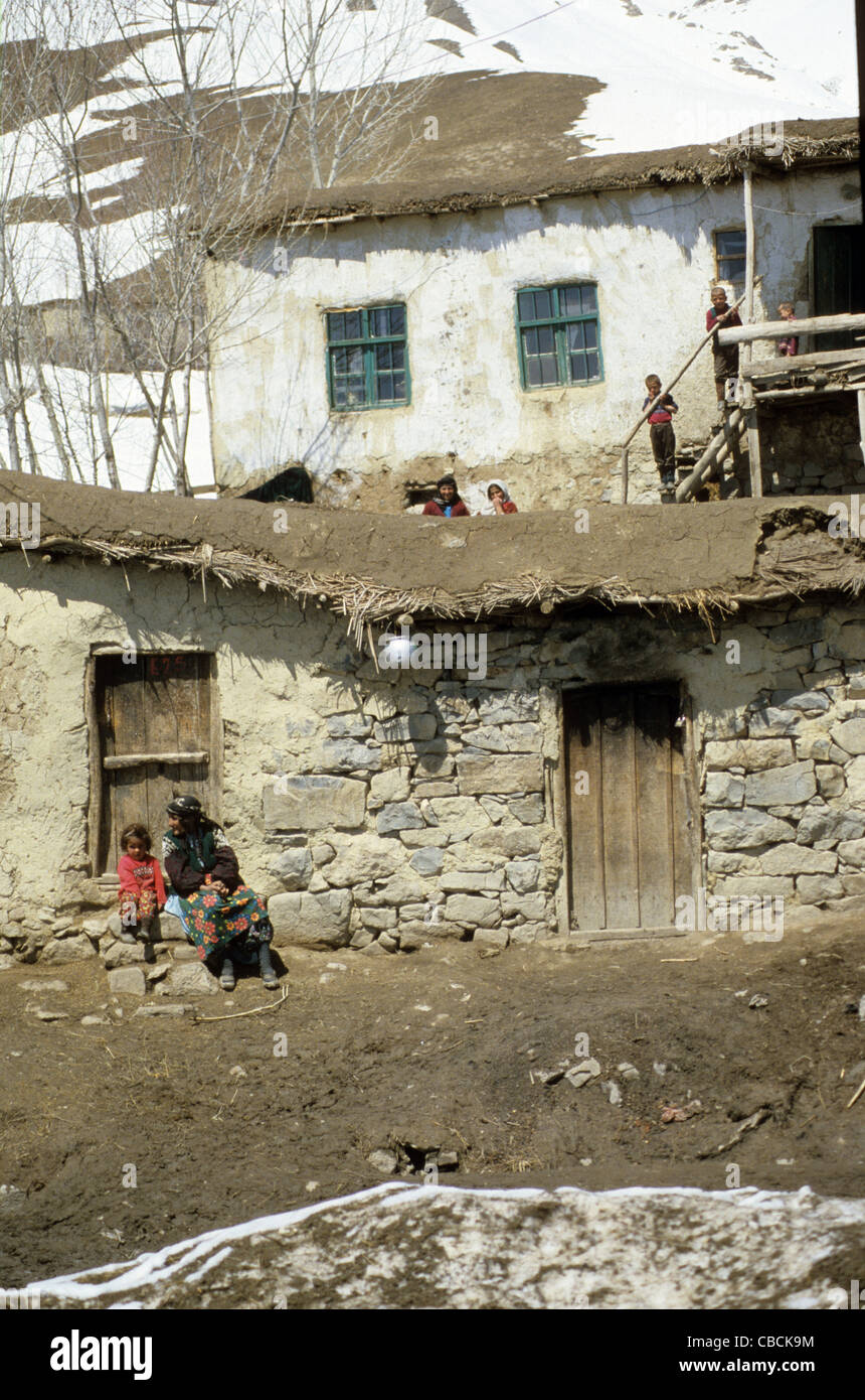 La famille village kurde, Iran-Turkey frontière, Yuksekova, costume ...