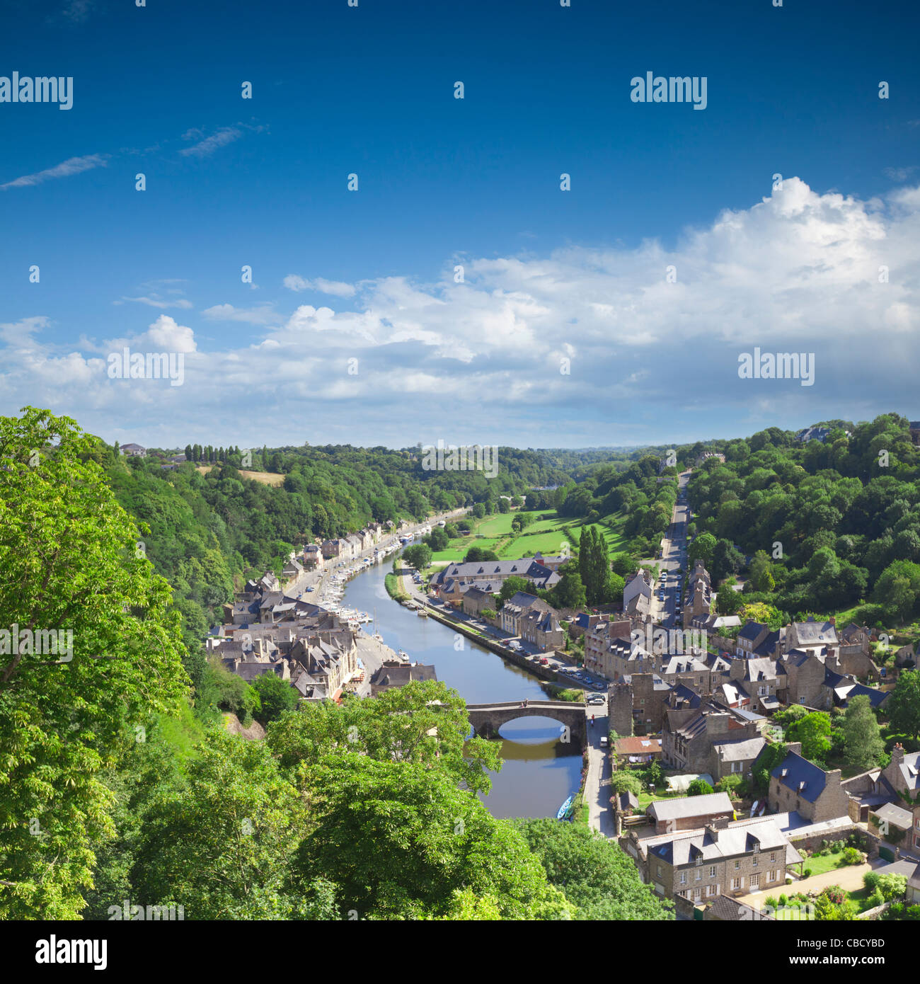 Portrait de la cité médiévale de Dinan port sur l'estuaire de la Rance ...