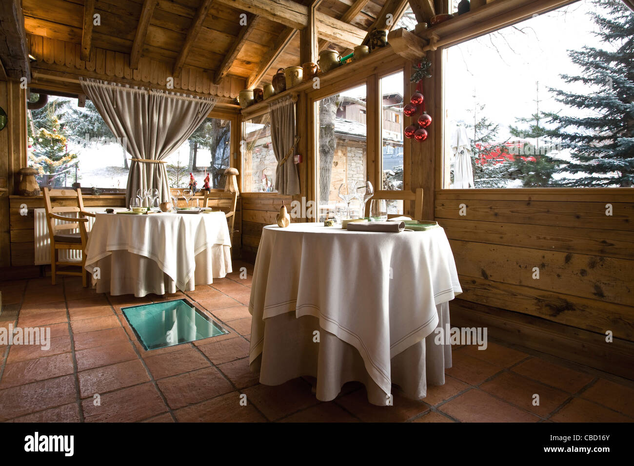 Bien définir les tables de salle de restaurant Photo Stock - Alamy