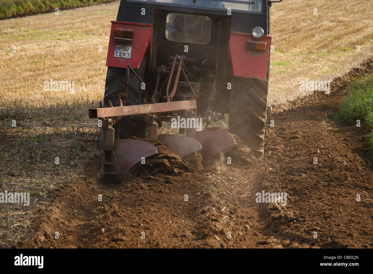 Champ de labour de tracteur Banque de photographies et d’images à haute ...