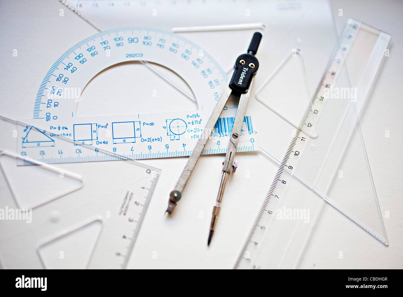 Boussole, compas, règle, règle, triangle, rapporteur. La rédaction met ...