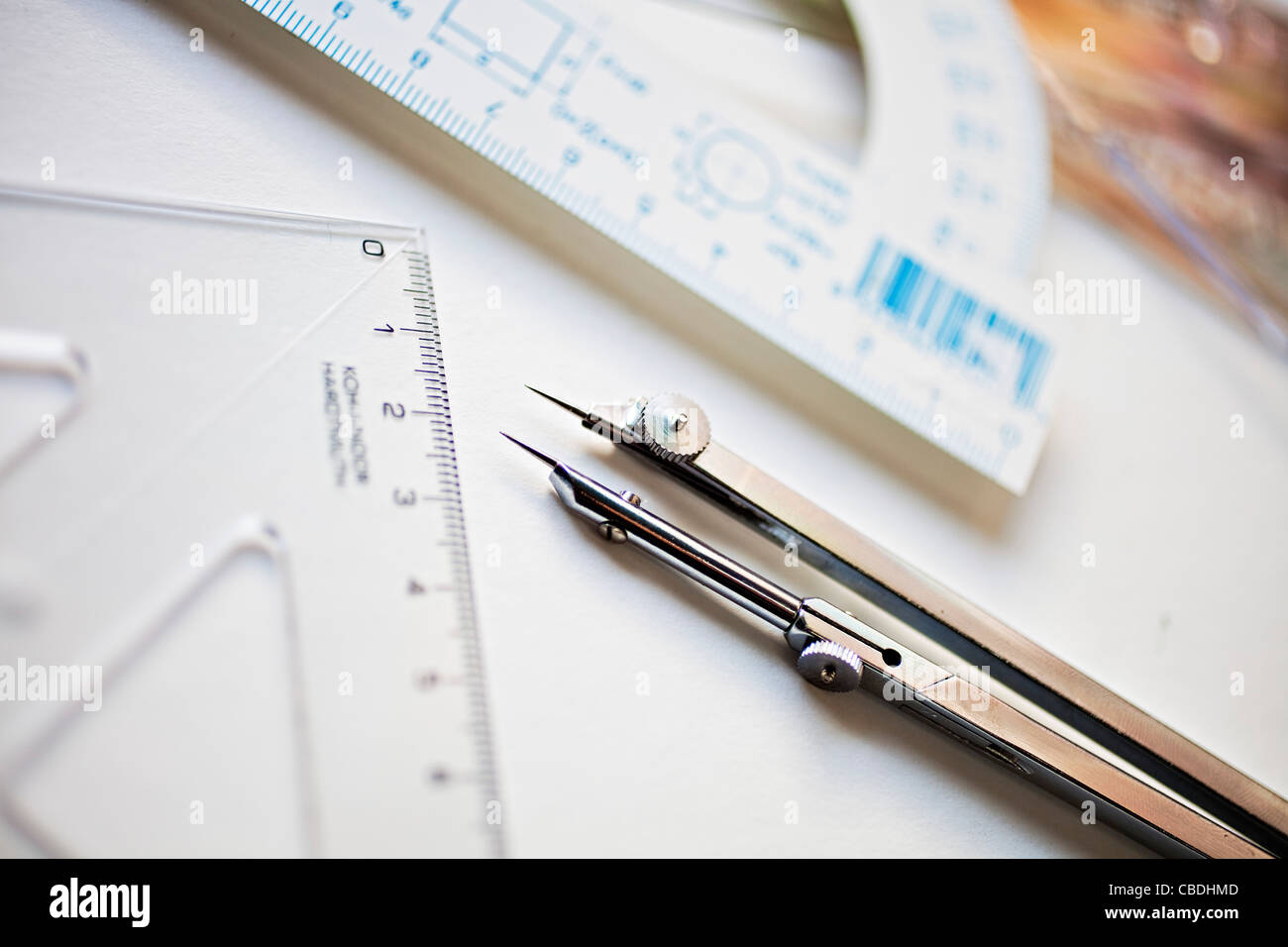 Boussole, compas, règle, règle, triangle, rapporteur. La rédaction met ...