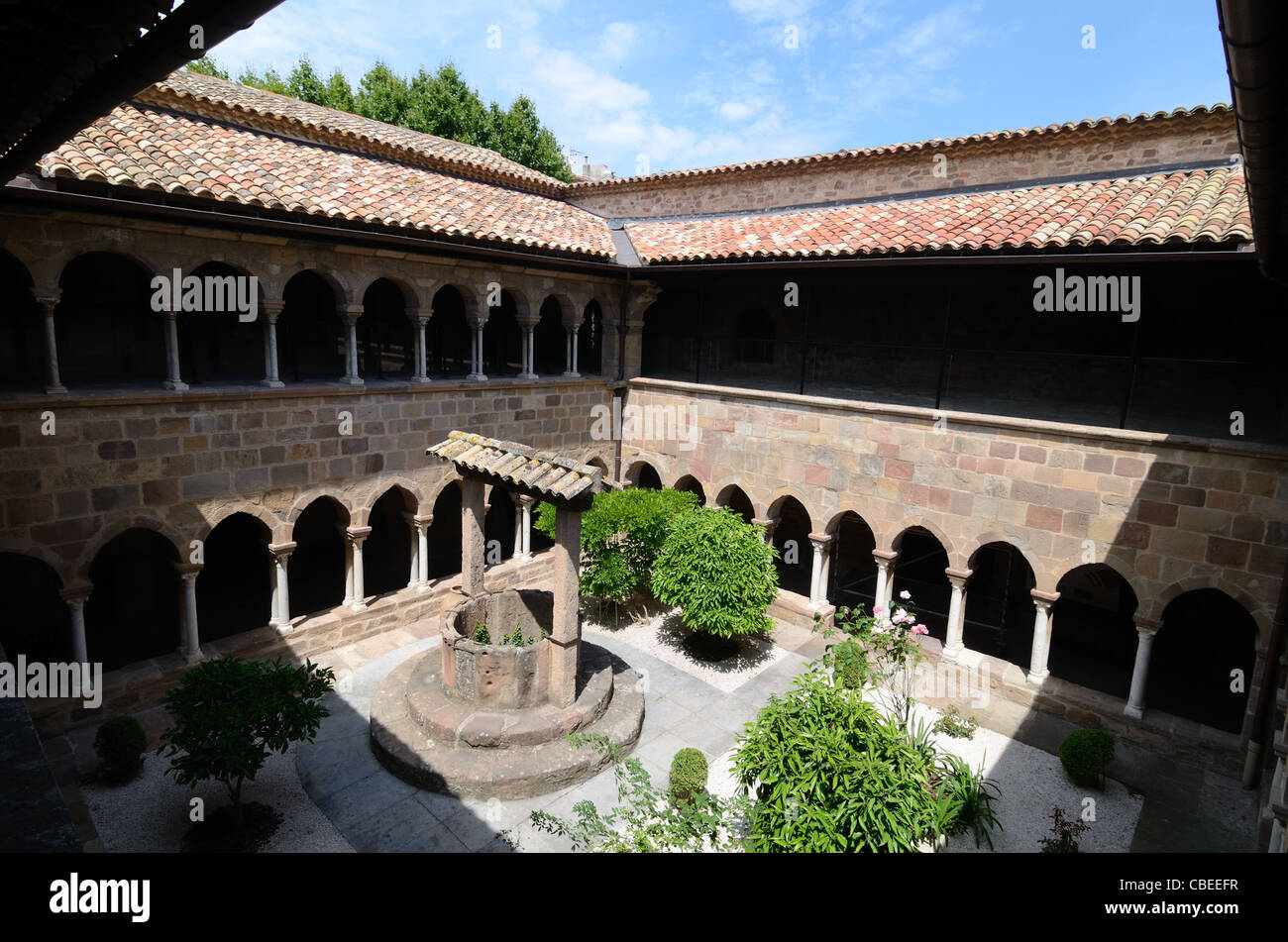 C12ème cloître romane et puits Cathédrale Saint-Léonard de Fréjus Or ...