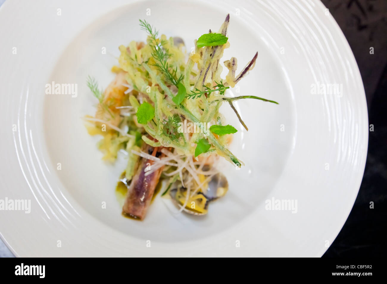 Gamberoni (crevettes) et Vongole (palourdes), de San Remo avec feuilles ...