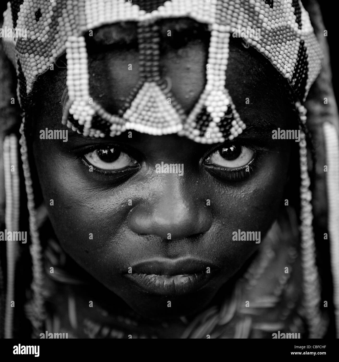 Une fille portant une coiffe traditionnelle Banque de photographies et ...