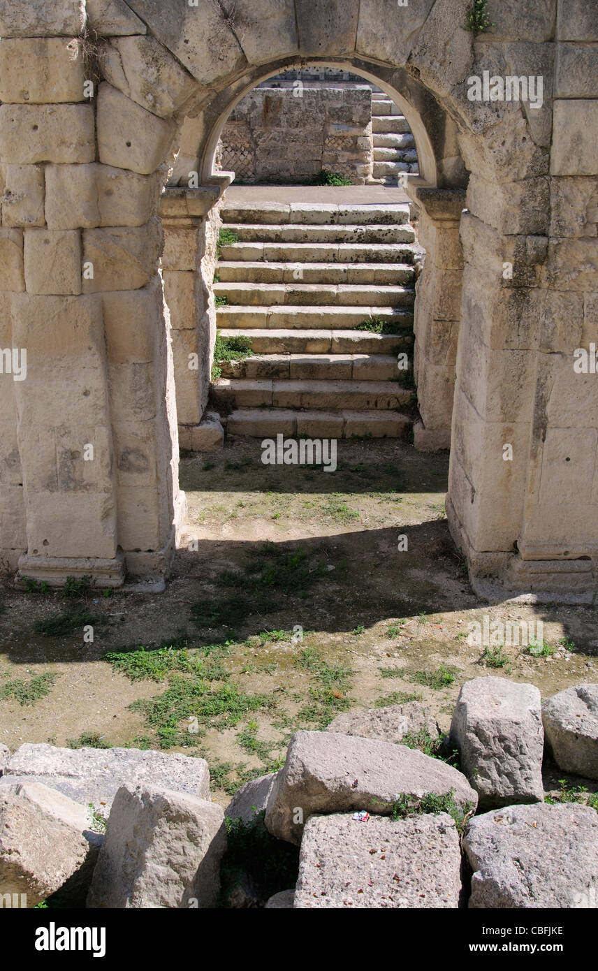 Vieux escaliers de pierre et au sein d'archway amphithéâtre romain ...