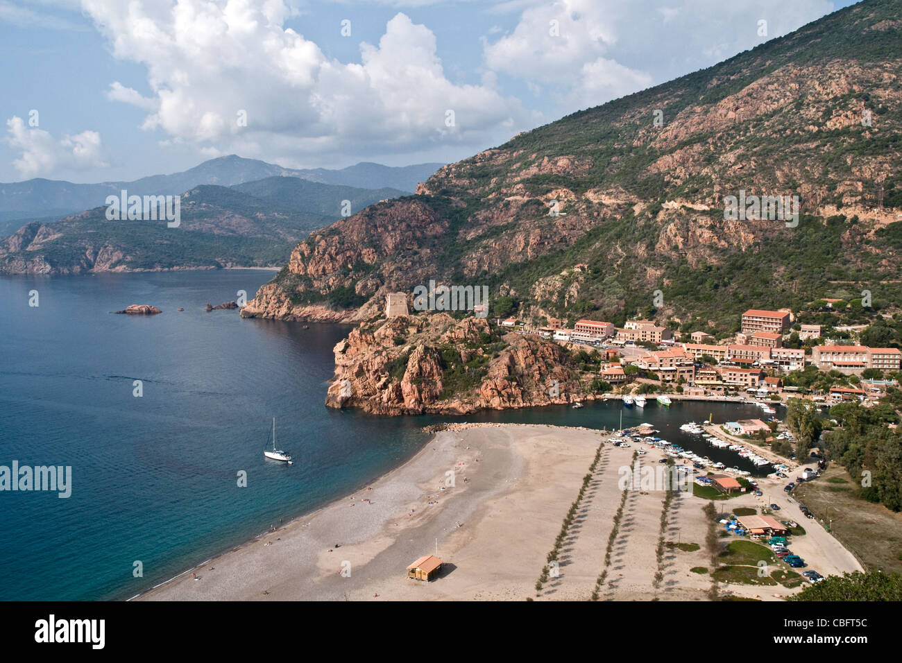 Vue sur la plage et le fort de Genoan dans la ville de Porto, sur le ...