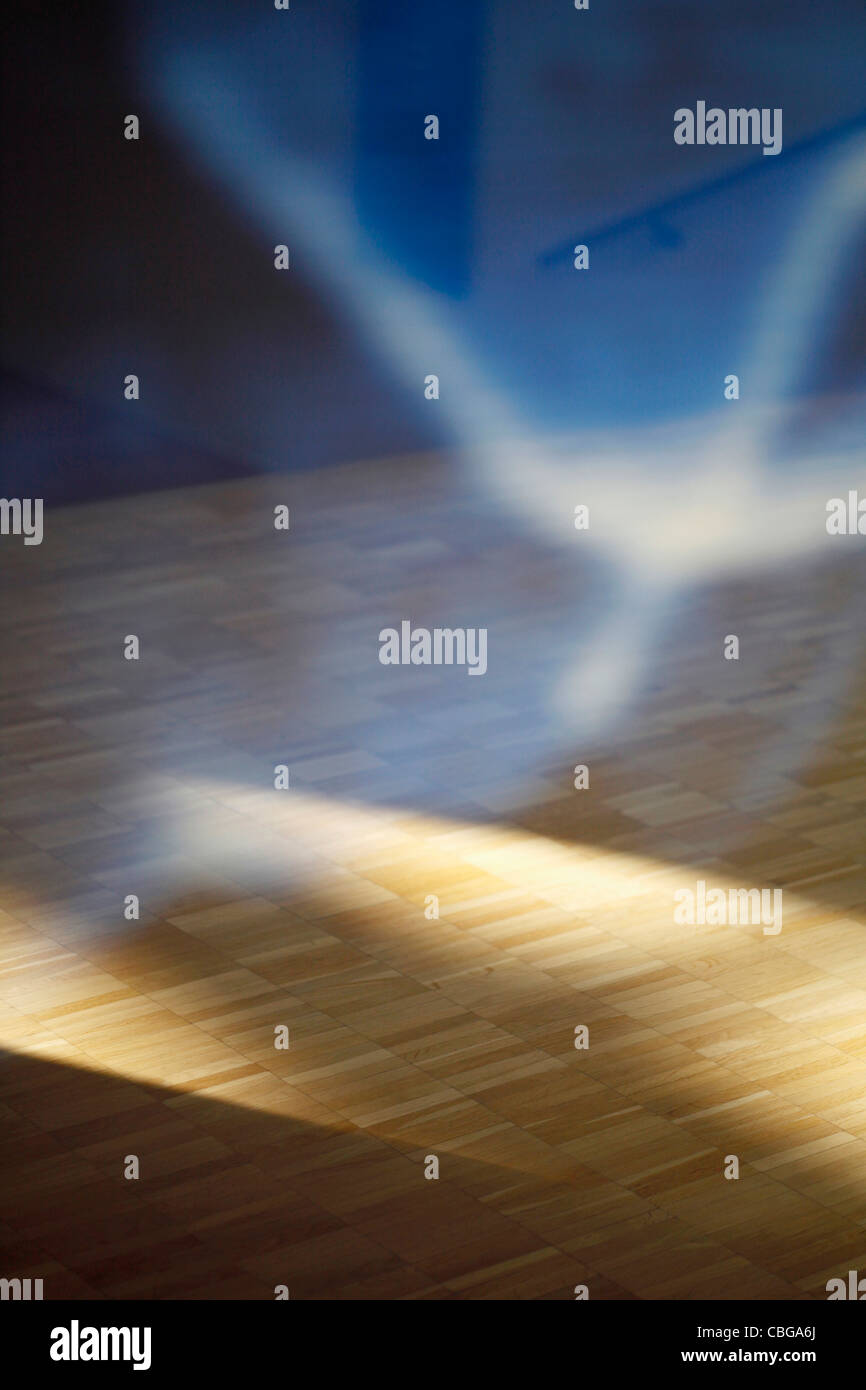 La réfraction de la lumière du soleil et plancher de bois Photo Stock ...