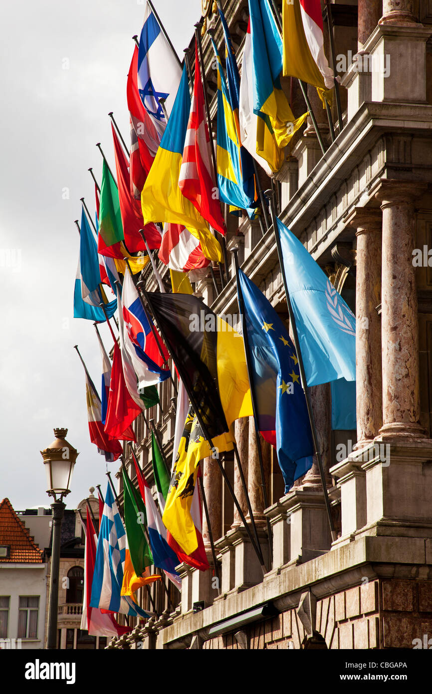 Drapeaux au vent sur l'hôtel de ville sur la place du grand marché ...