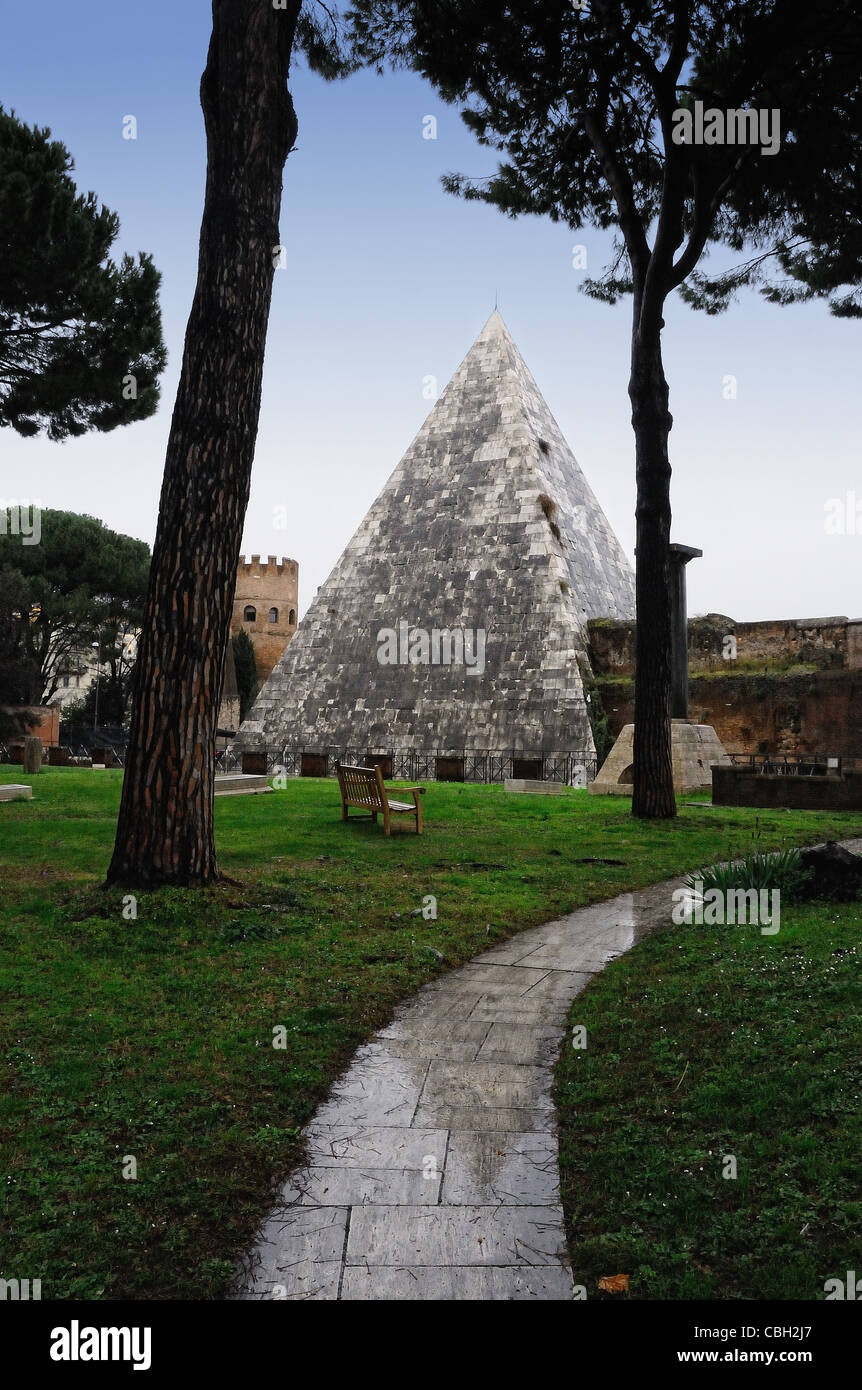 Piramide cestia Banque de photographies et d’images à haute résolution ...