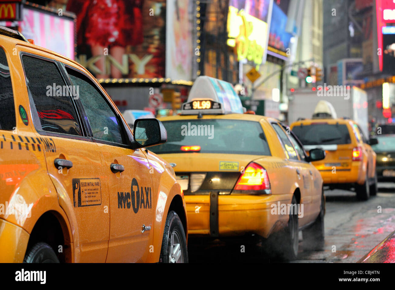 NYC New York City vue arrière du taxi les taxis jaunes queuing sur Broadway, Times Square ...