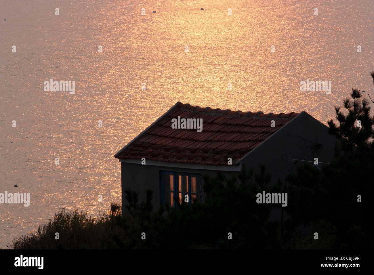 Maison au bord de la mer Banque de photographies et d’images à haute ...