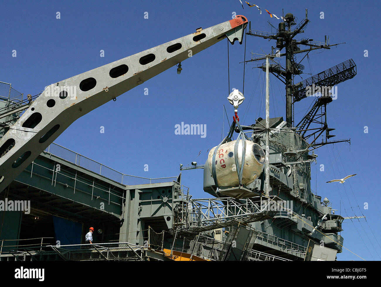 La Fédération de trois places satellites Soyouz 7K-0K est hissé à bord ...