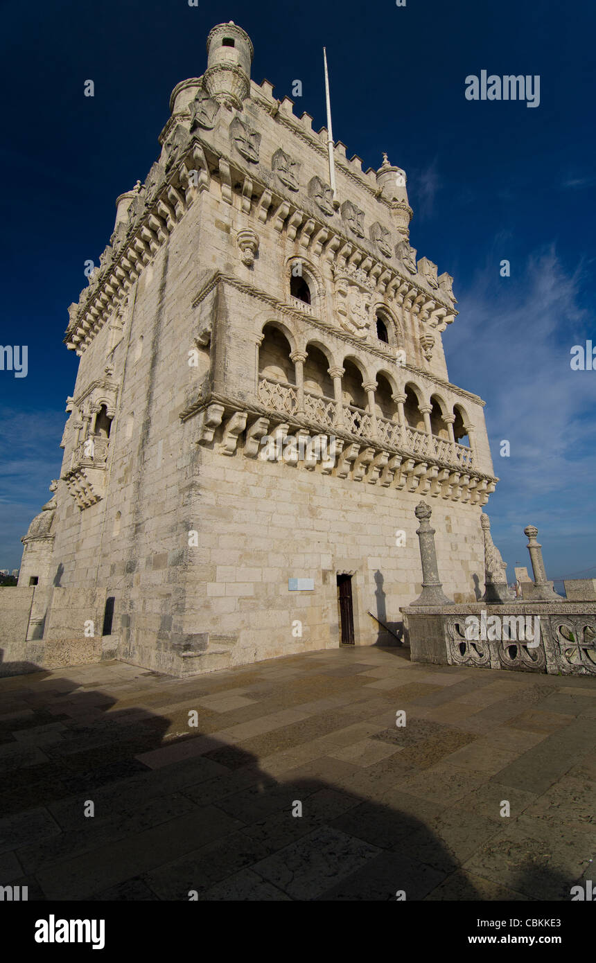 Vues grand angle à partir de la façade du château de Belem Tower ...