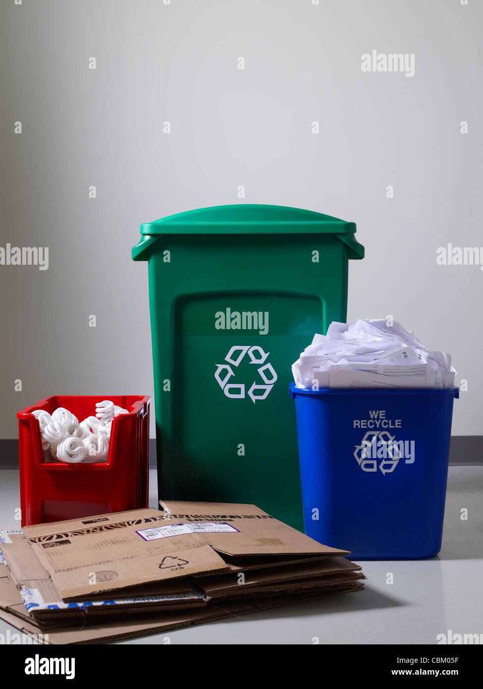 Recycler les contenants avec des matériaux recyclables Photo Stock - Alamy