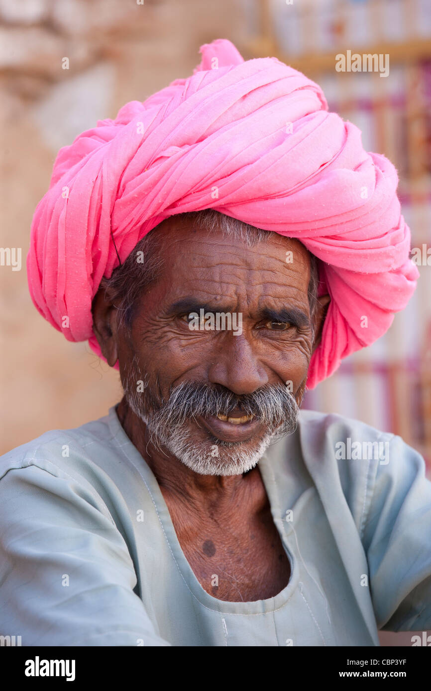 L'homme indien avec turban Rajasthani traditionnelle à Narlai village ...