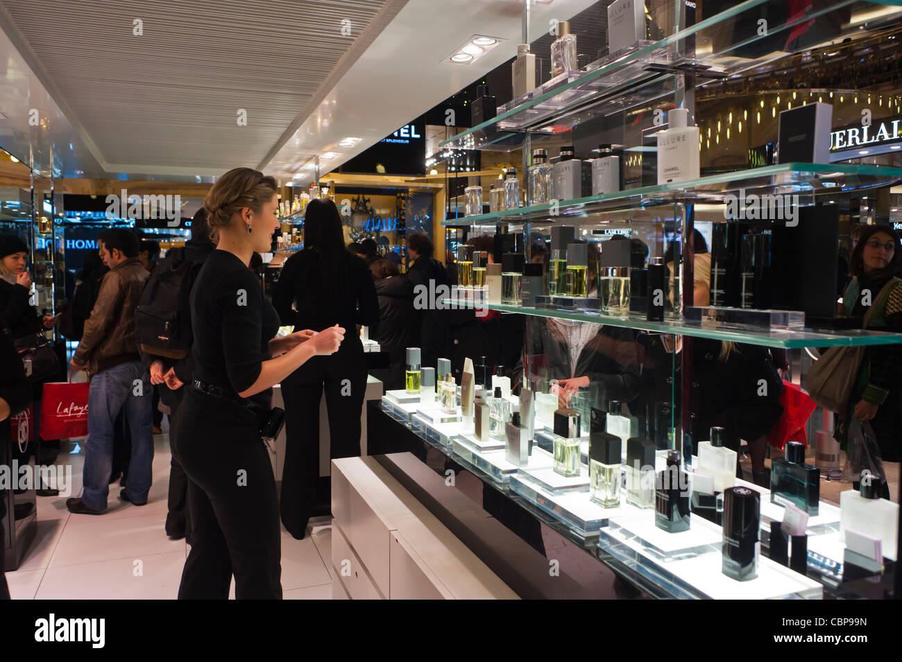 Paris, France, à l'intérieur du grand magasin « Galeries Lawayettes ...