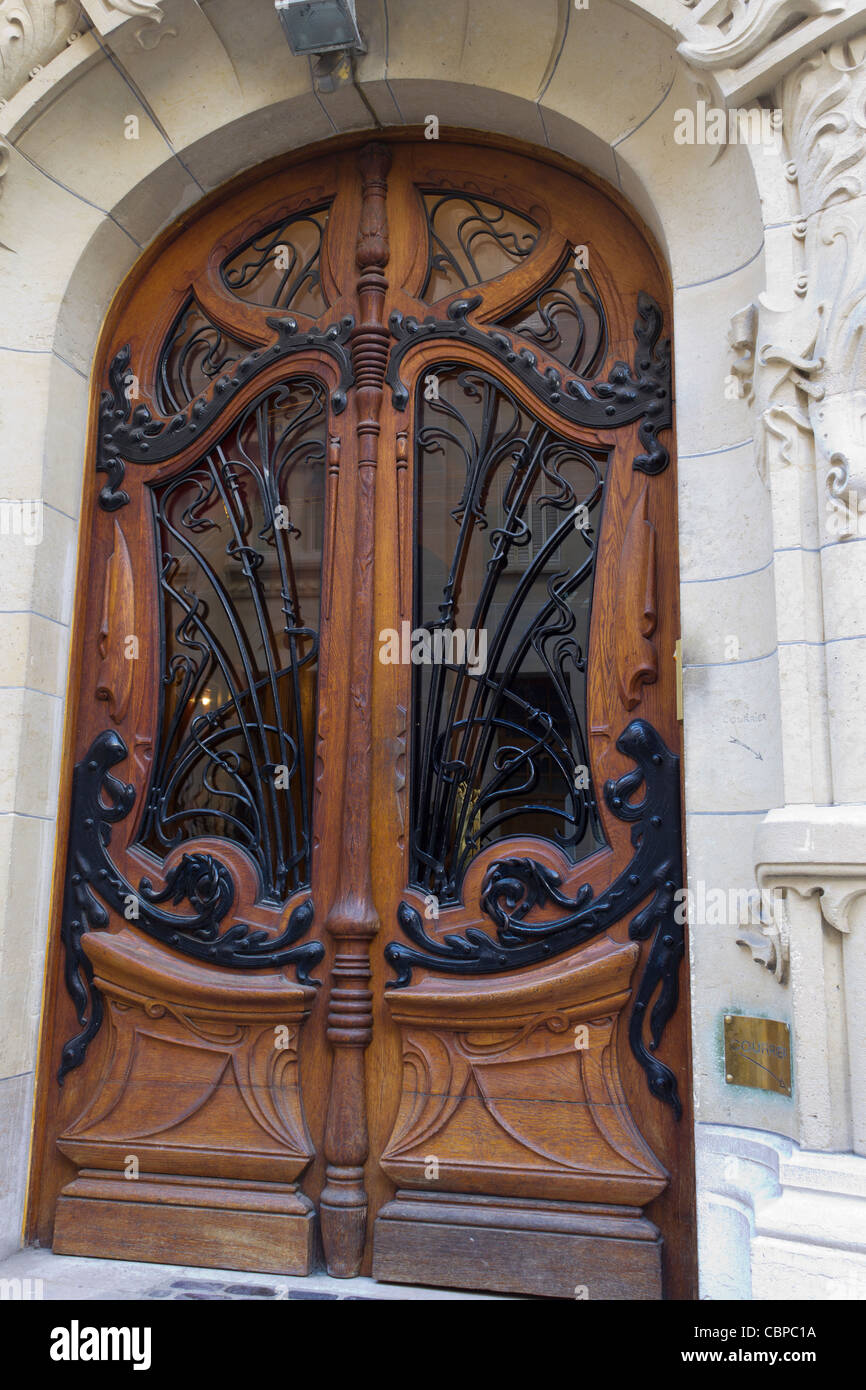 Détail de porte, immeuble Art Nouveau à 3 Square Rapp, Paris, France ...