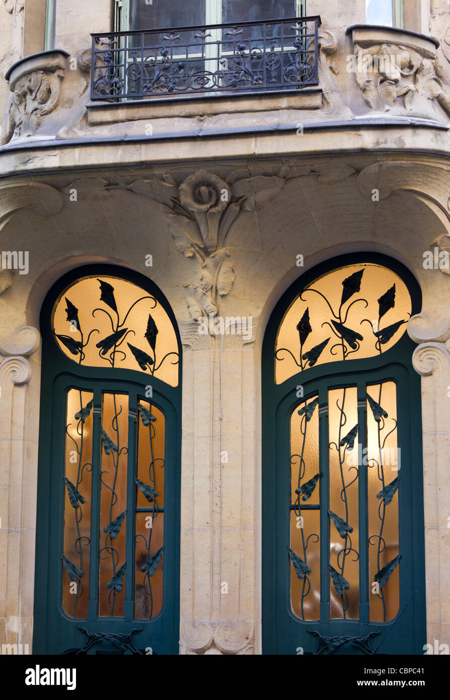 Détail de porte, bâtiment de style art nouveau, au 33 Rue du Champs de ...