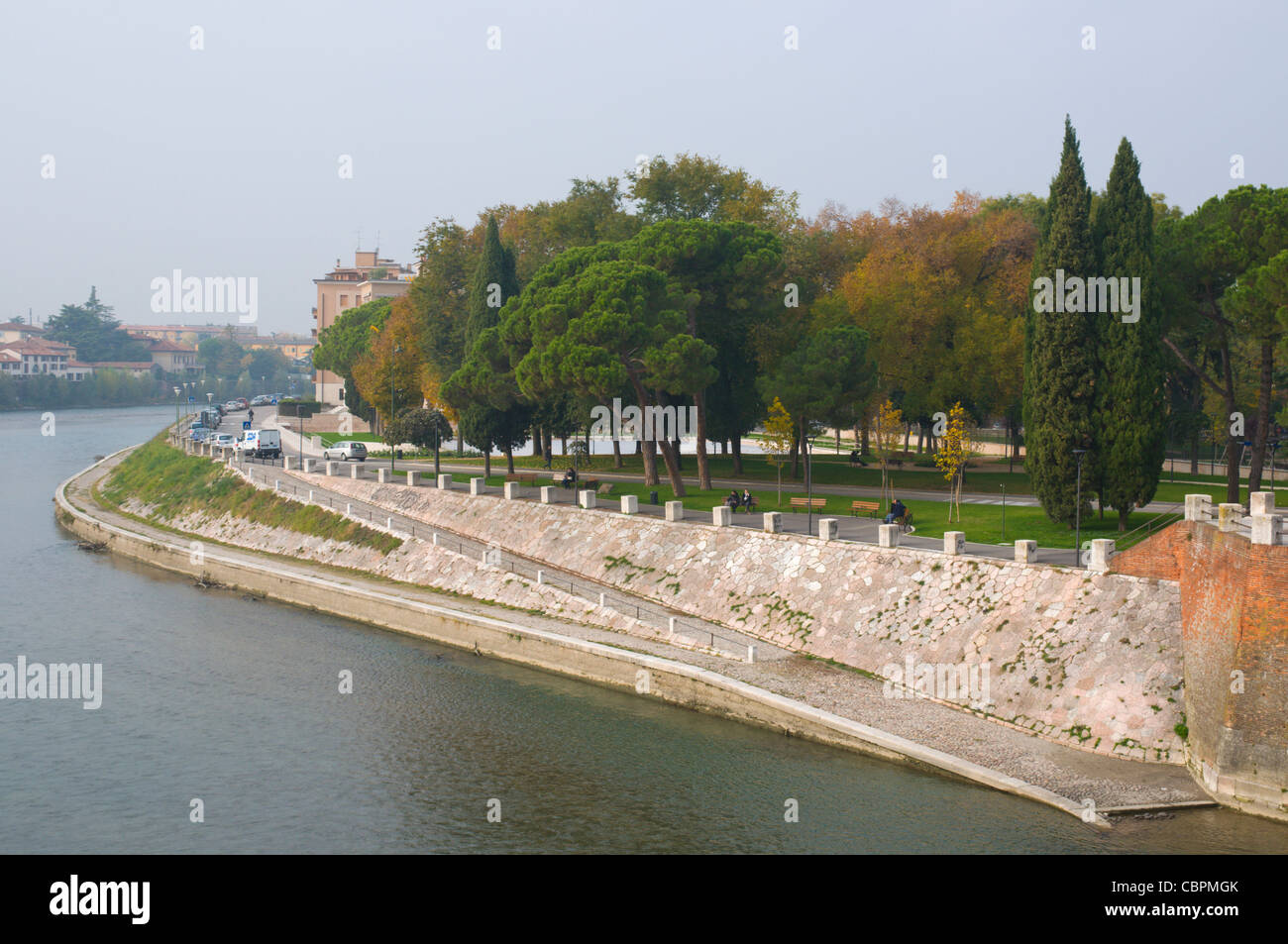 Les digues de la rivière Adige Verona la région de Vénétie en Italie du ...