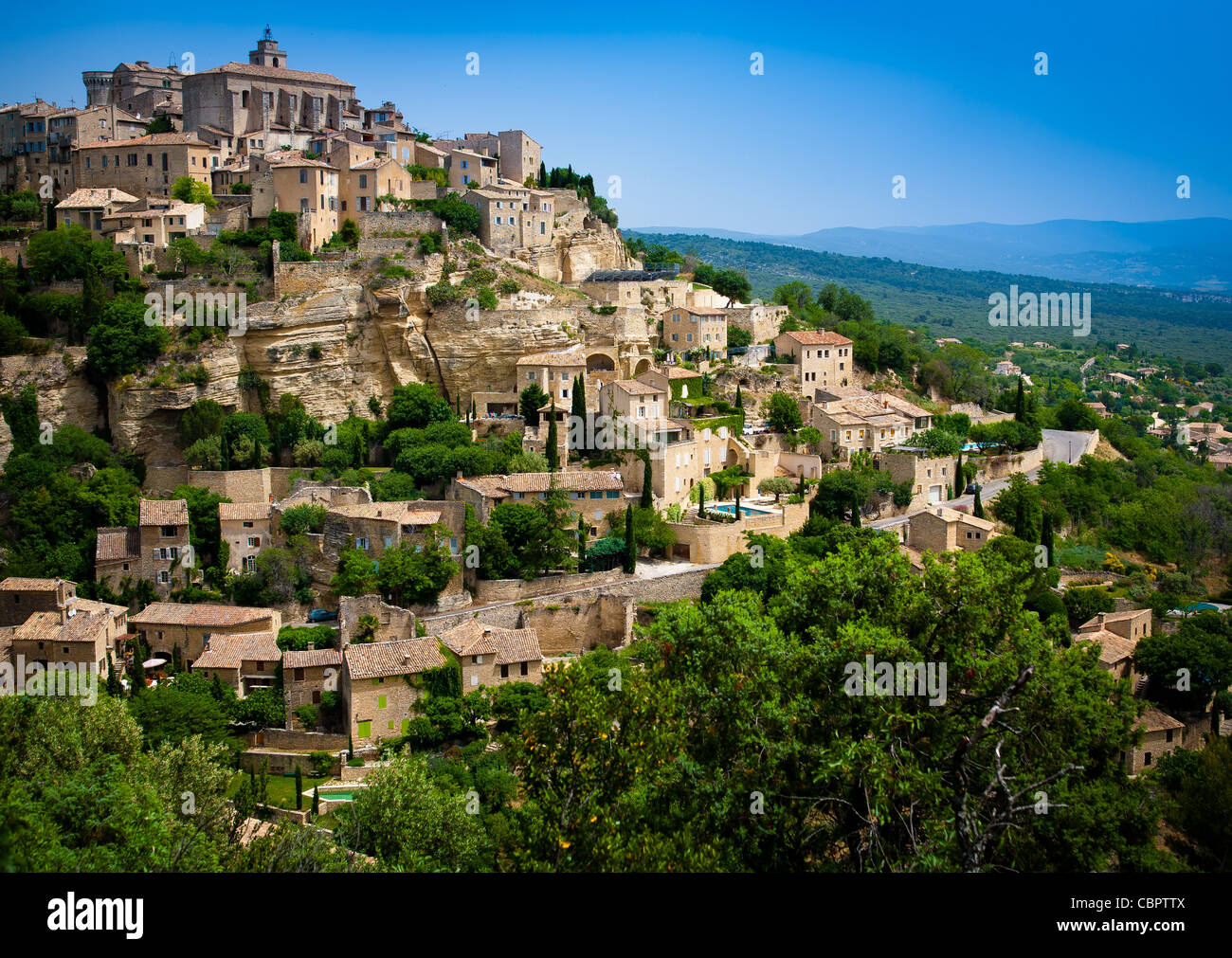 La ville vallonnée de Gordes en Provence province du sud de la France ...