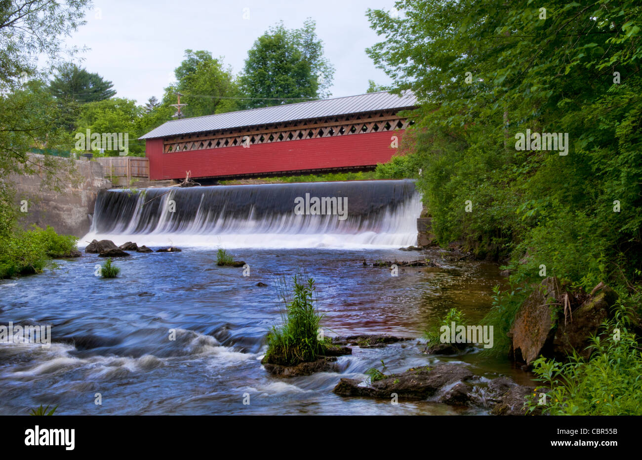 Pont couvert de chutes bennington Banque de photographies et d’images à ...