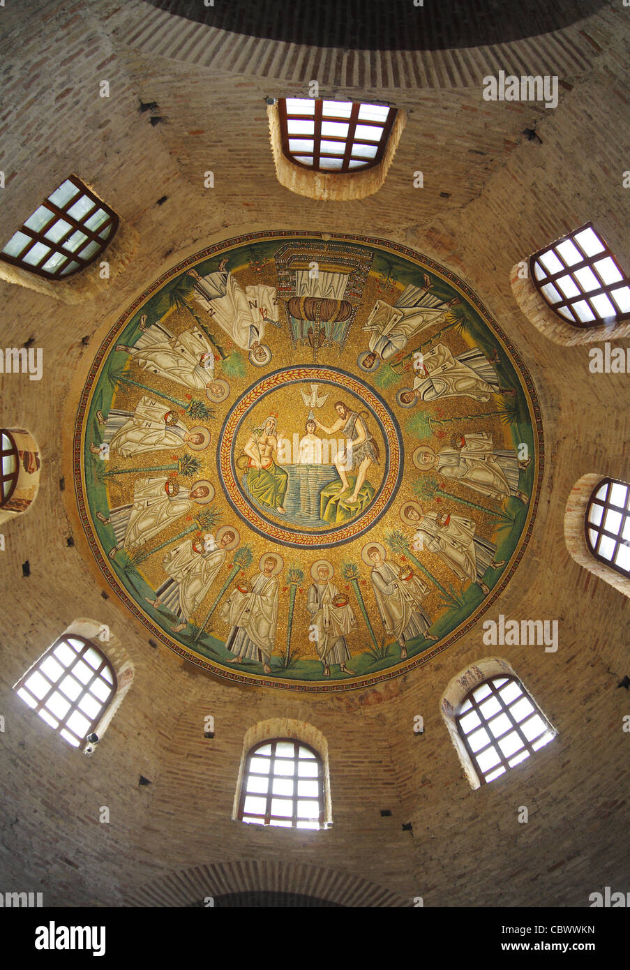 Plafond avec mosaïque du Baptême du Christ et les douze apôtres ...