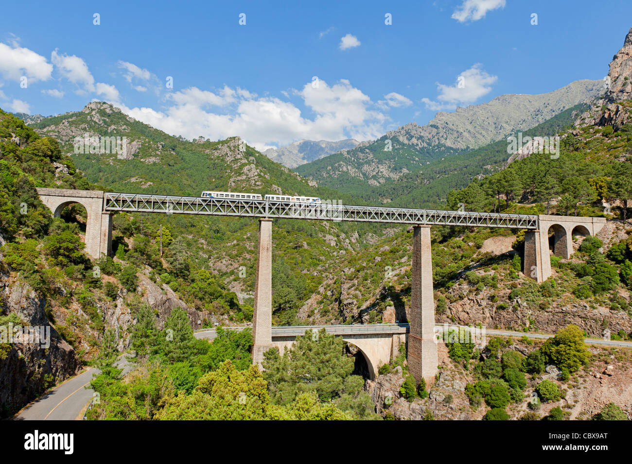 La conduite des trains sur le grand pont et viaduc Photo Stock - Alamy