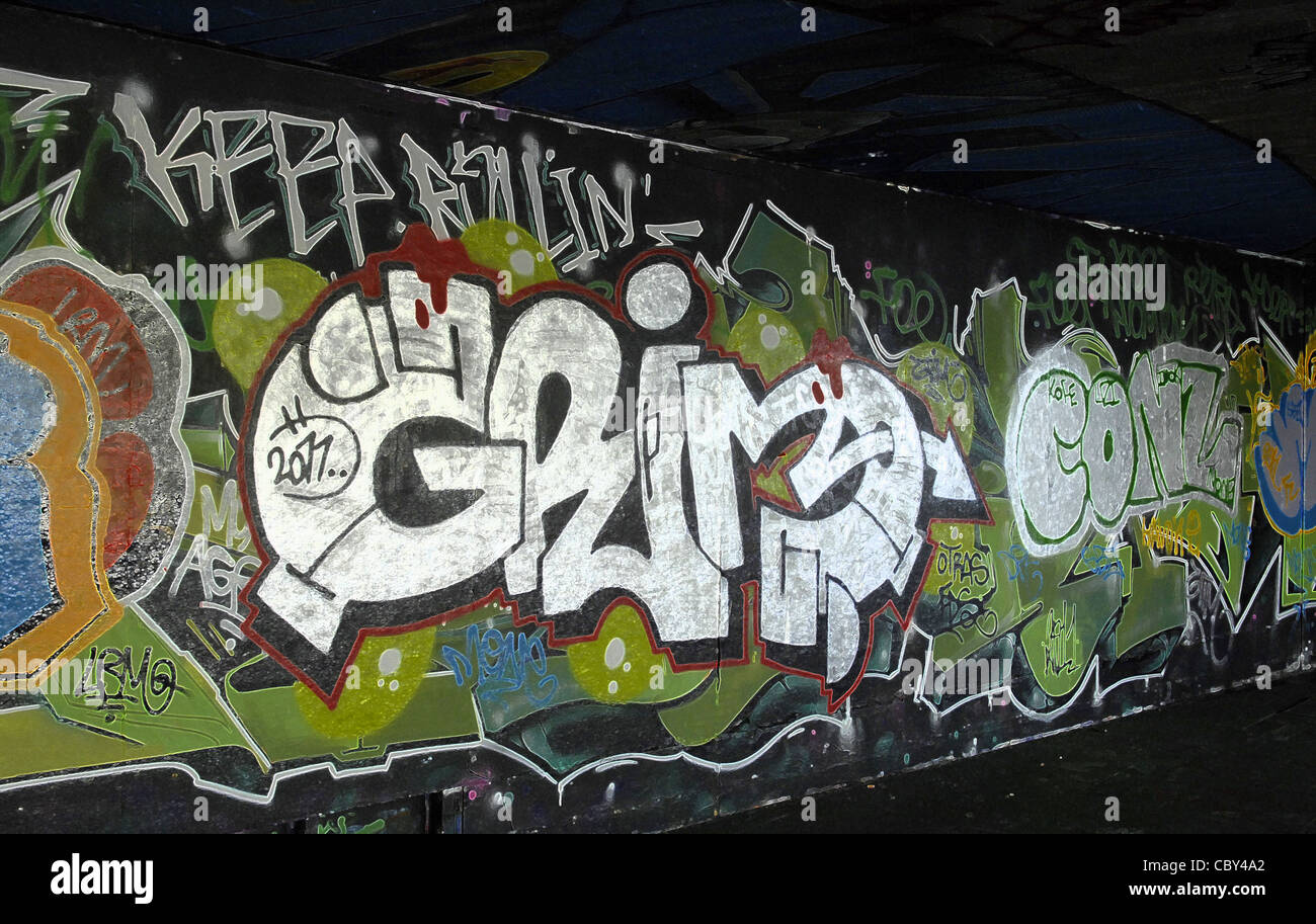 Graffiti sur mur de béton vibrant sur rive sud de la Tamise, le centre ...