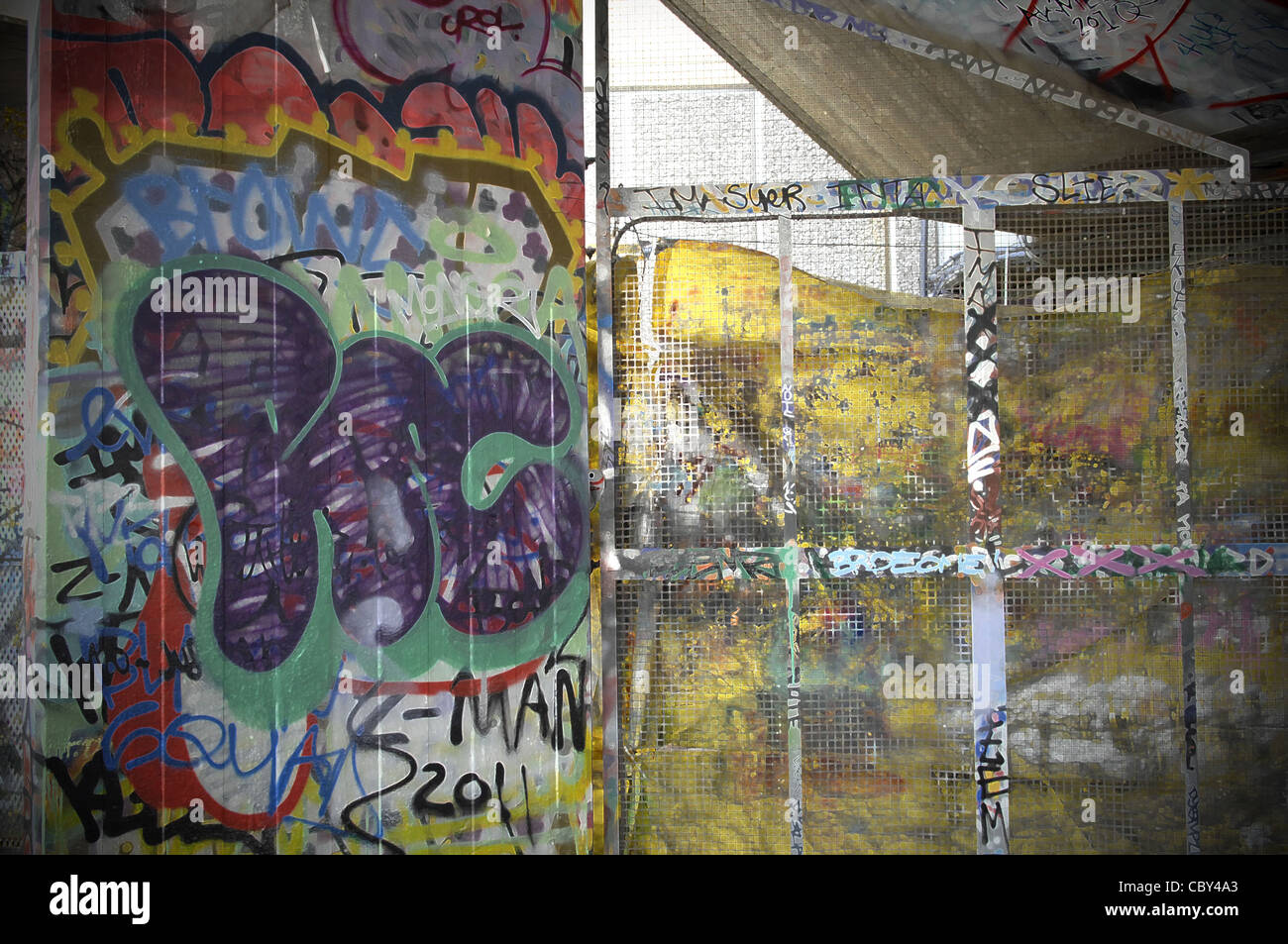 Graffiti sur mur de béton vibrant sur rive sud de la Tamise, le centre ...