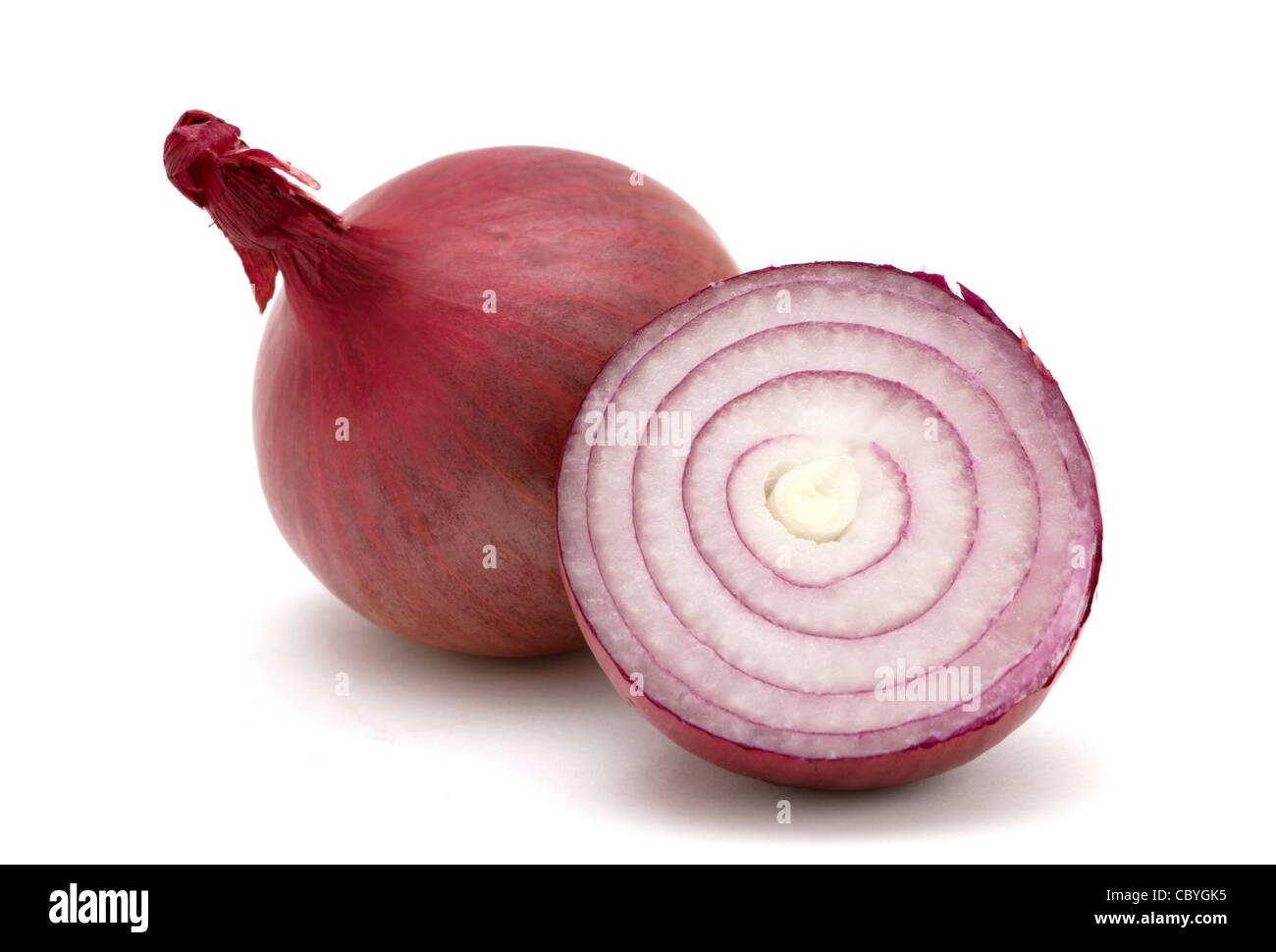 Oignons rouges sur fond blanc Banque de photographies et d’images à ...