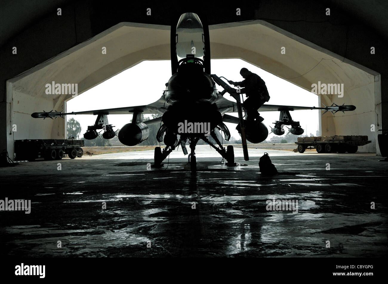 Le lieutenant colonel Brick Izzi monte dans un faucon de combat F-16 ...