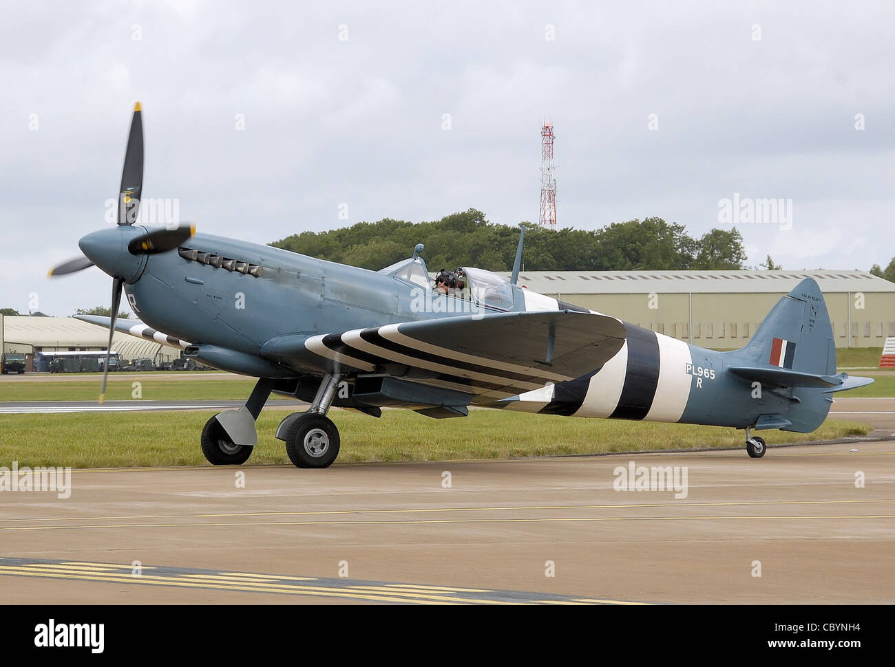 Supermarine Spitfire de reconnaissance photo RAF PR.Mk XI (code PL965 ...