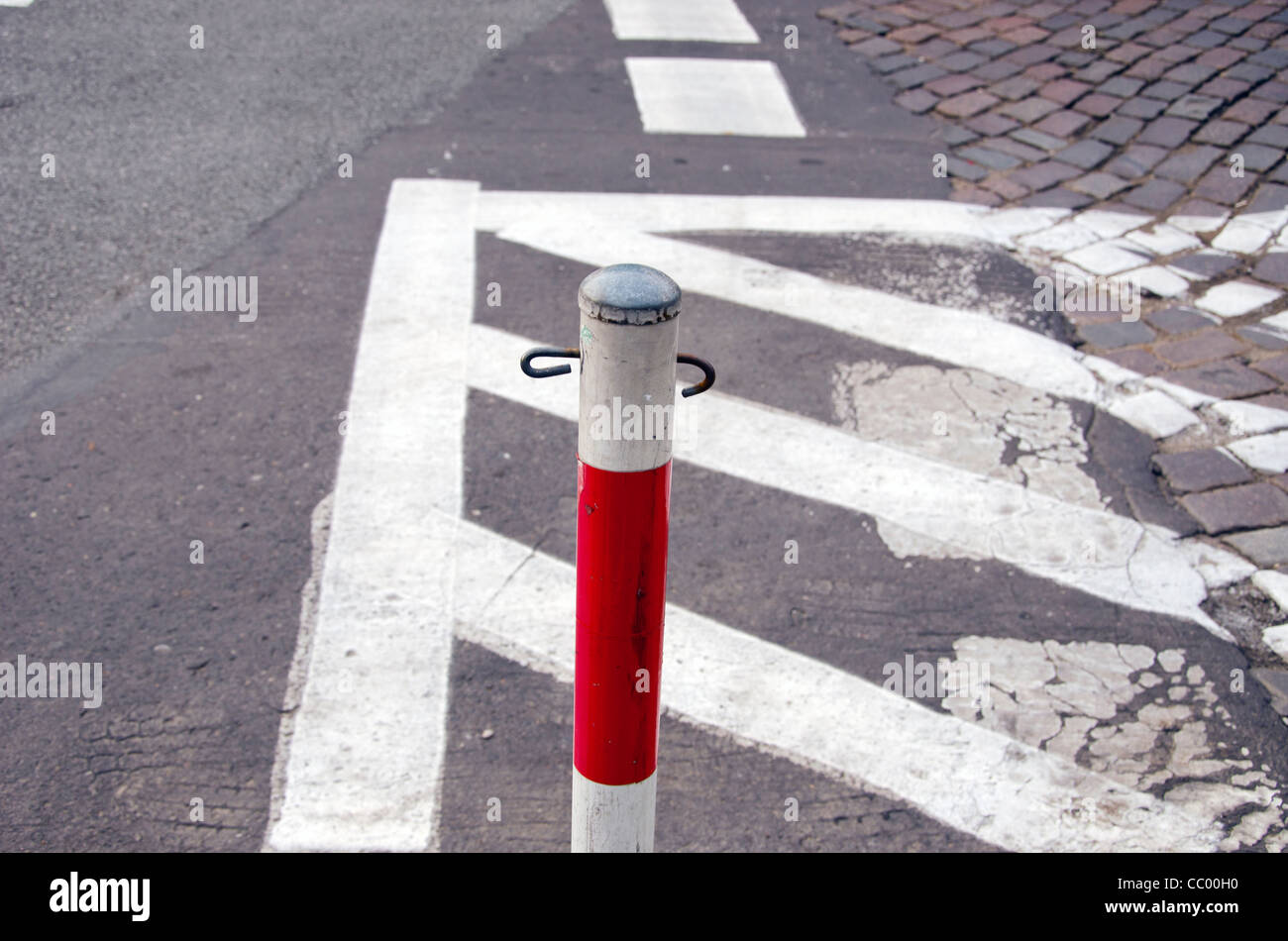 Pole sur route. Zone interdite au volant. Le marquage routier Photo ...