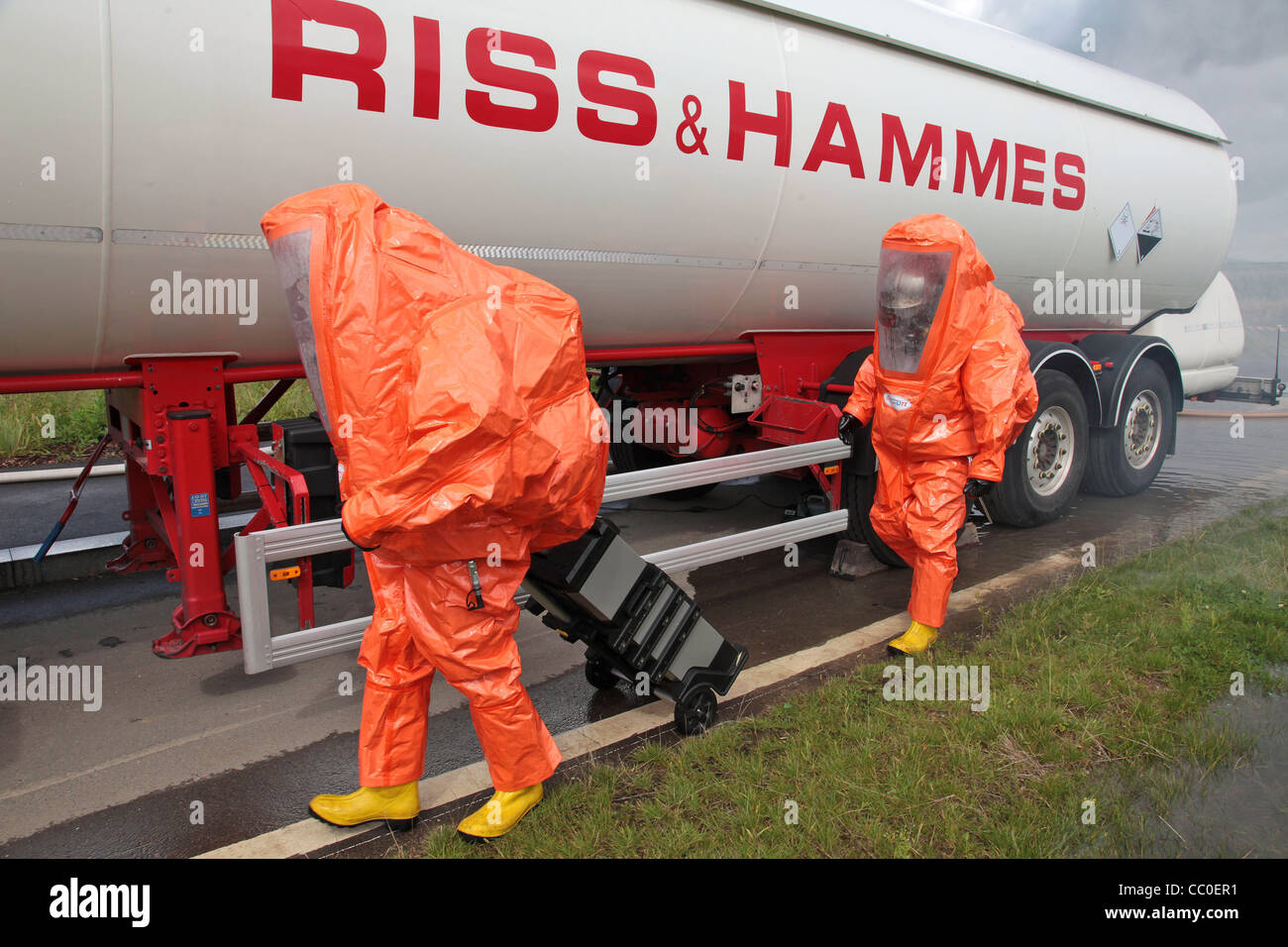 L'EXPLOITATION PAR UNE ÉQUIPE SPÉCIALISÉE DES POMPIERS EN TENUES DE ...