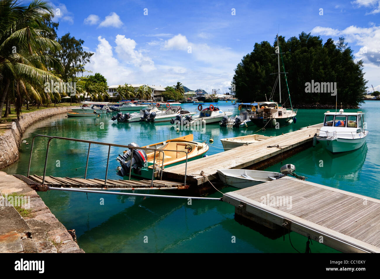 Marina au port de Victoria, île de Mahé, Seychelles, Victoria est la ...