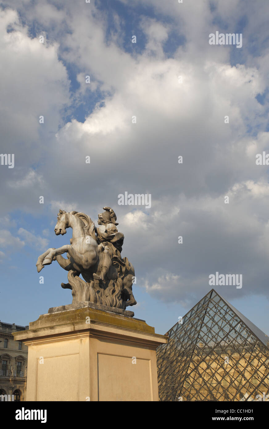 La statue équestre de Louis XIV, Place du Carrousel, Paris, France ...
