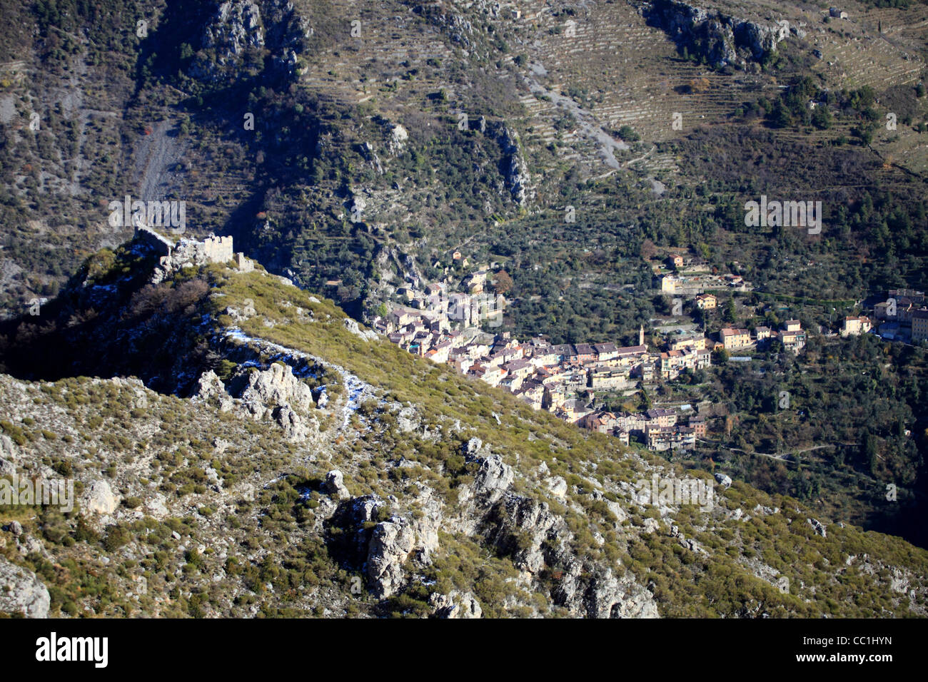 Aperçu de la vallée de la Roya dans les Alpes Maritimes avec le village ...