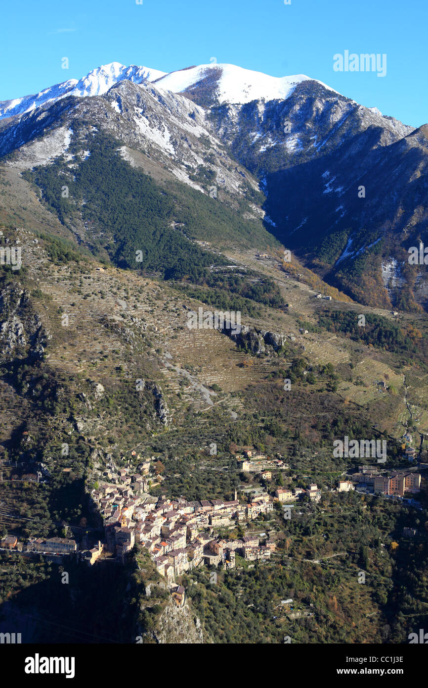 Aperçu de la vallée de la Roya dans les Alpes Maritimes avec le village ...