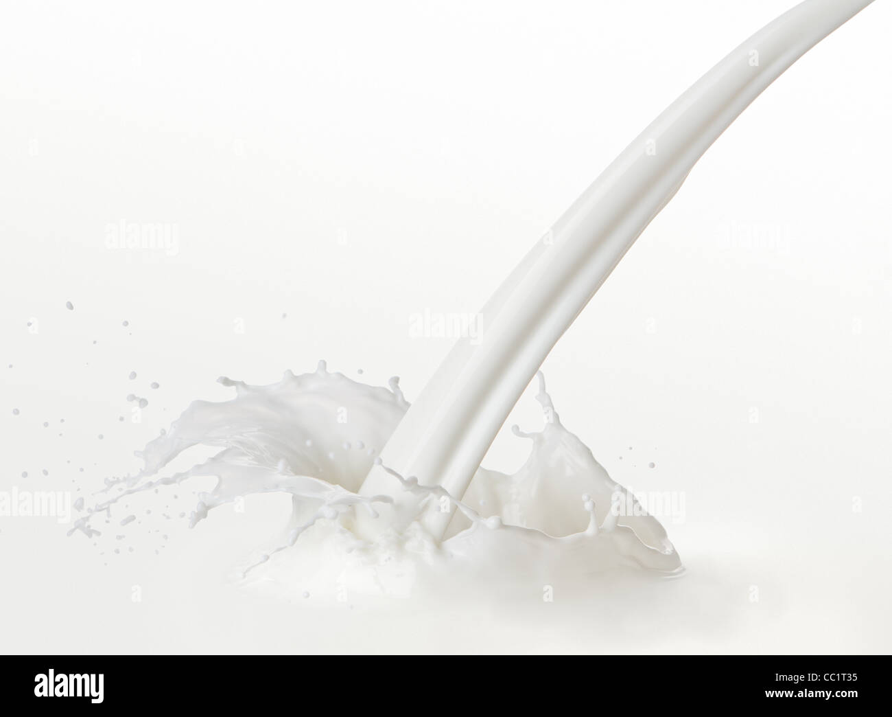 Verser le lait ou liquide blanc créé splash Photo Stock - Alamy