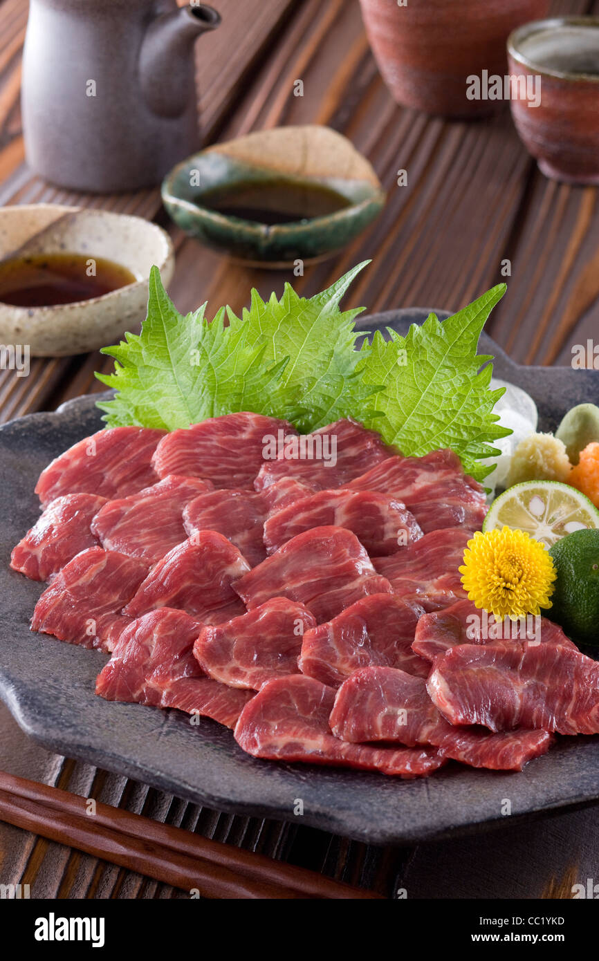 Basashi horse meat sashimi Banque de photographies et d’images à haute ...