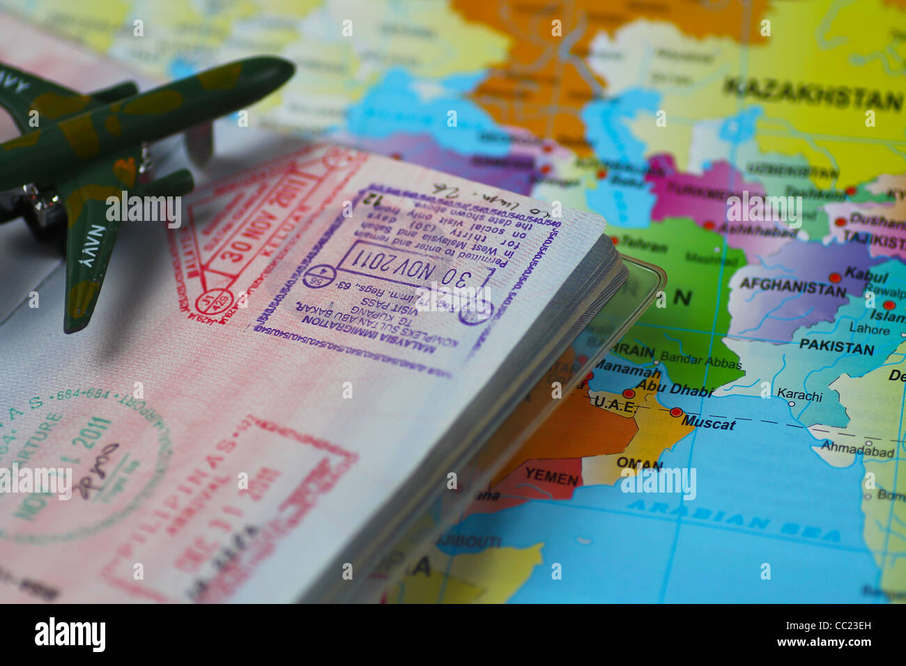 Passeport et une carte du monde Photo Stock - Alamy