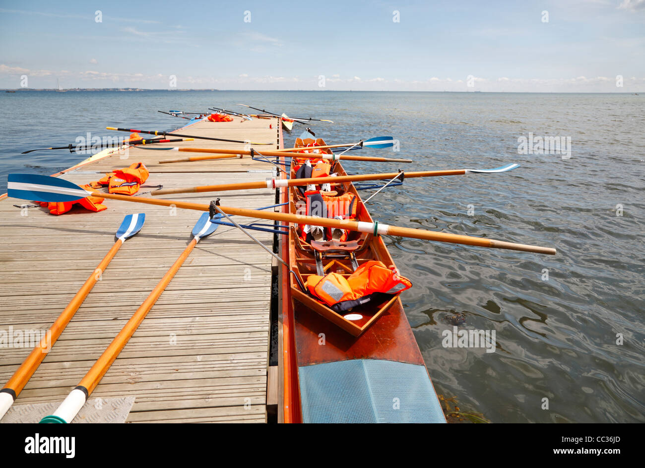 Bateau à rames avec pelles Banque de photographies et d’images à haute ...