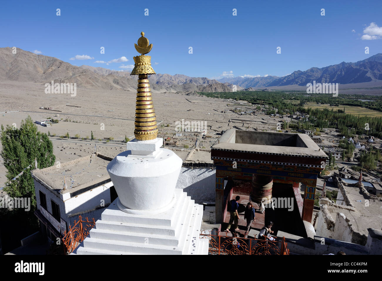 Chorten et prières au-dessus du fleuve Indus valley à Tikse Gompa ...