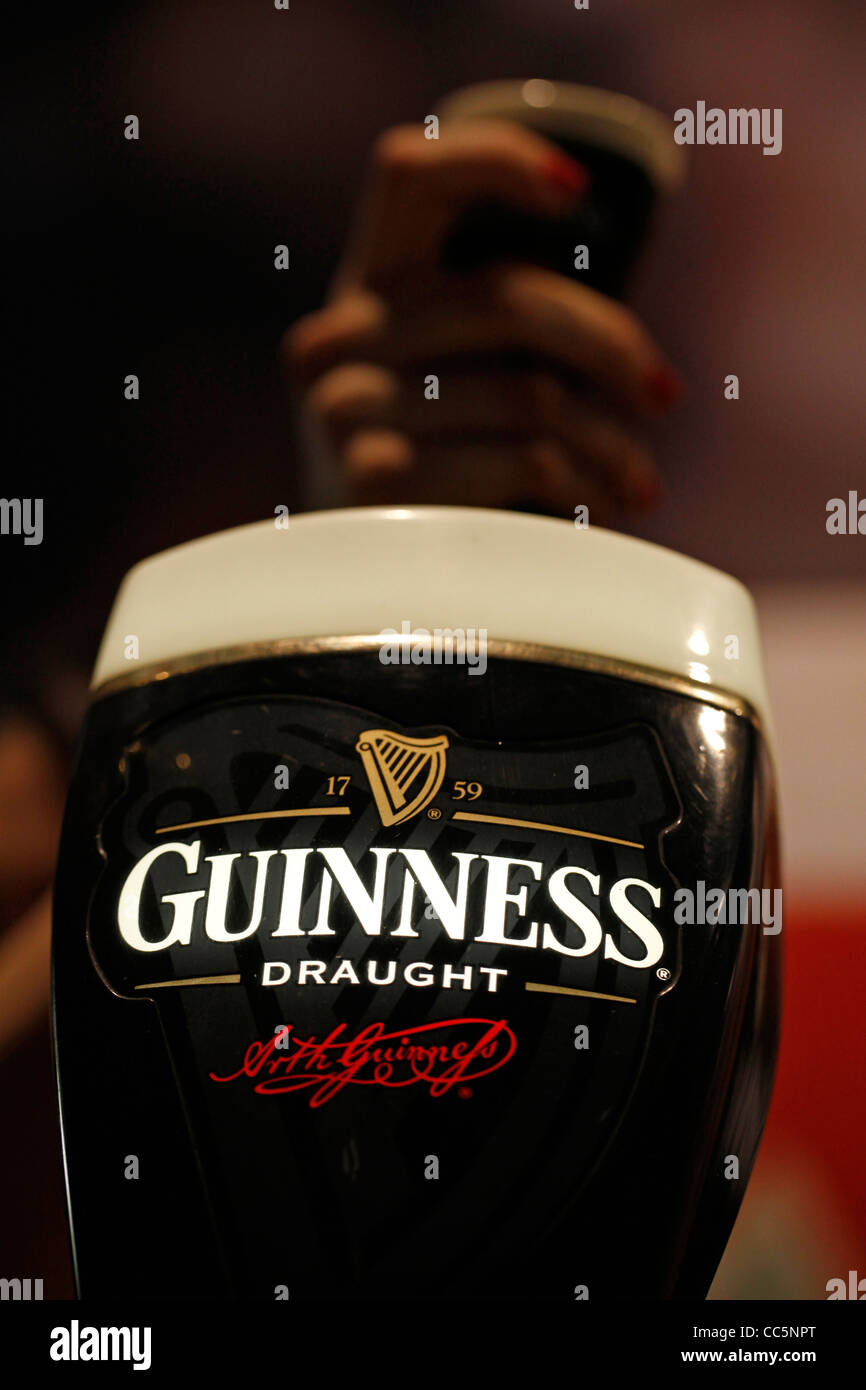 Un verre de bière affiche le logo de la bière Guinness irlandaise Photo ...