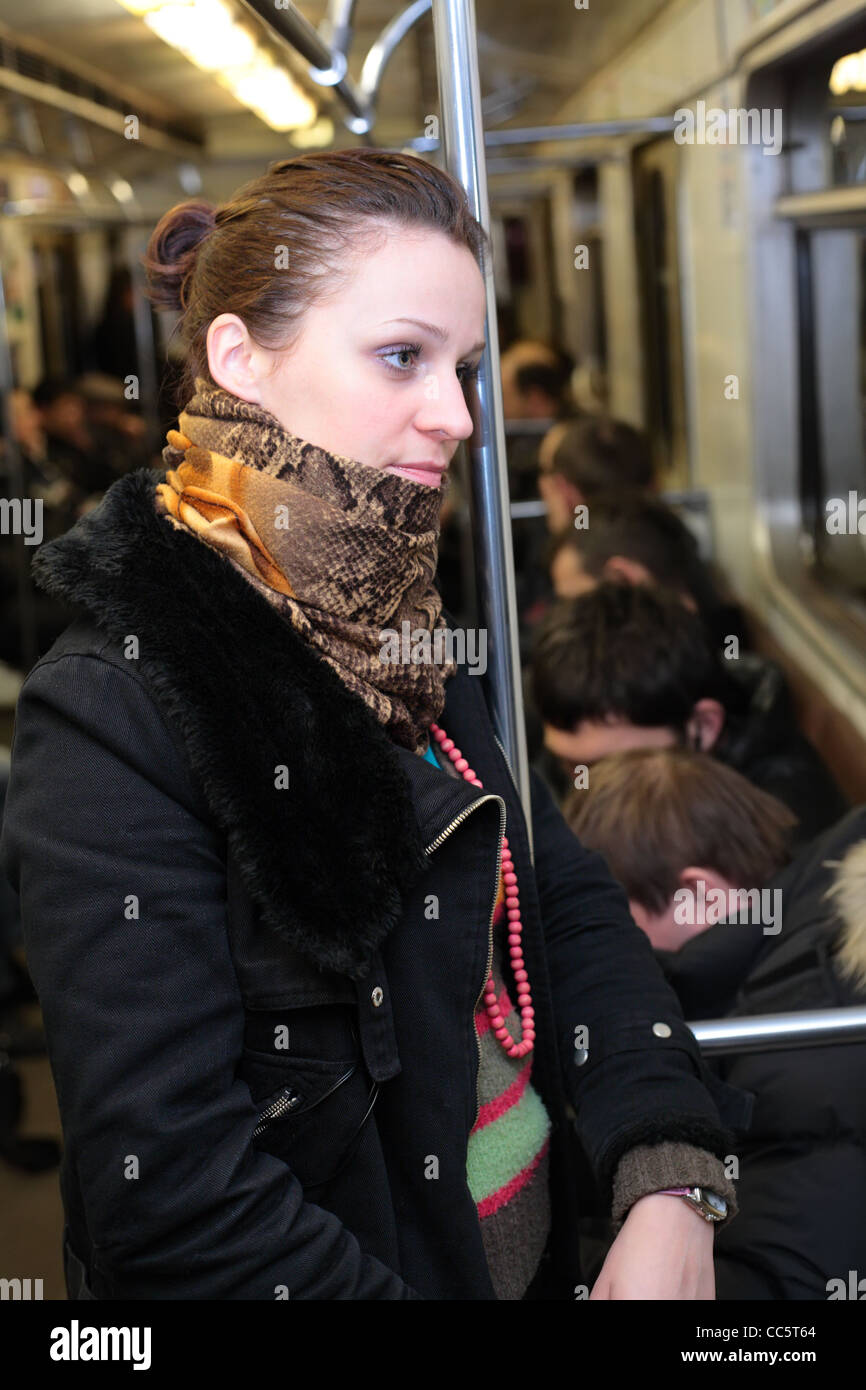 Fille en charrette Banque de photographies et d’images à haute ...